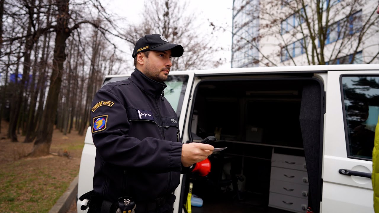 Policie ČR: Cizinecká policie - YouTube