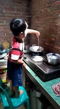 Hebohnya si kecil belajar masak - YouTube