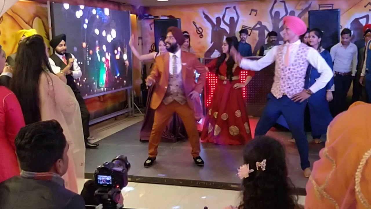 Surprise bhangra dance performance on Kangani - Punjabi Wedding - YouTube