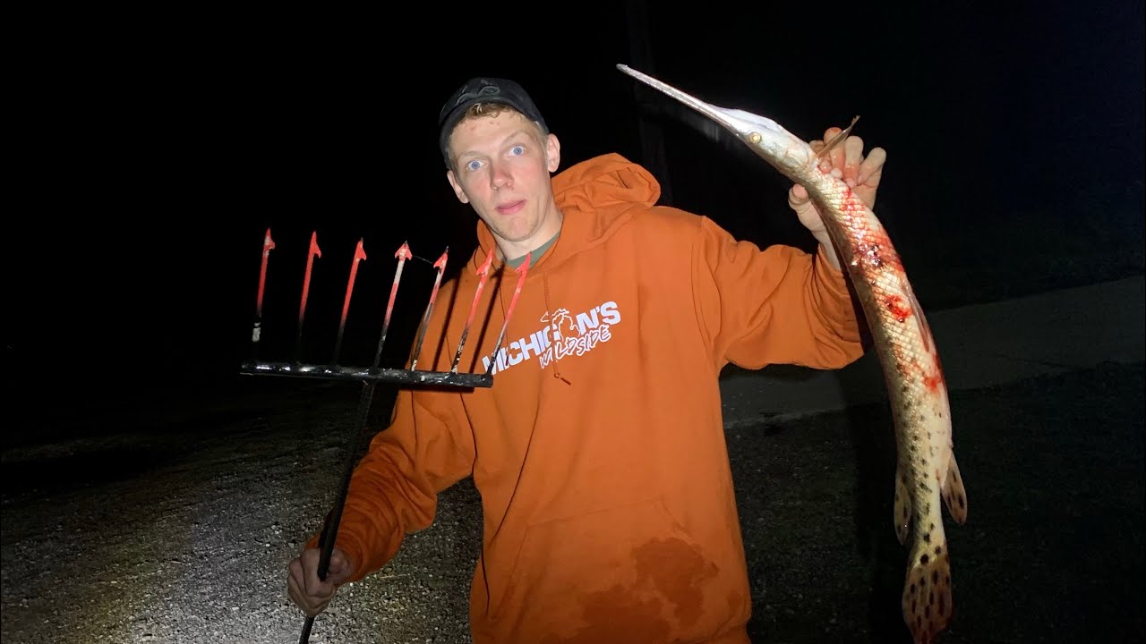 Spear fishing, bow fishing and a pile of Northern Michigan gar! - YouTube