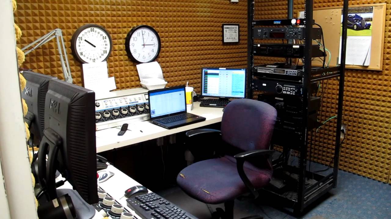 WWCR-Nashville, TN (U.S.A.) - Changing the frequency in studio - YouTube