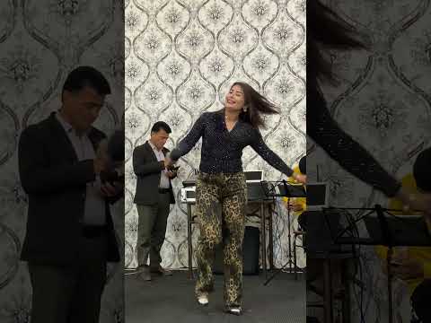 Madina mumtozbegim ana xolos 😳admin904270308 #dance #wedding #love #rek #makeup #live #music #duet