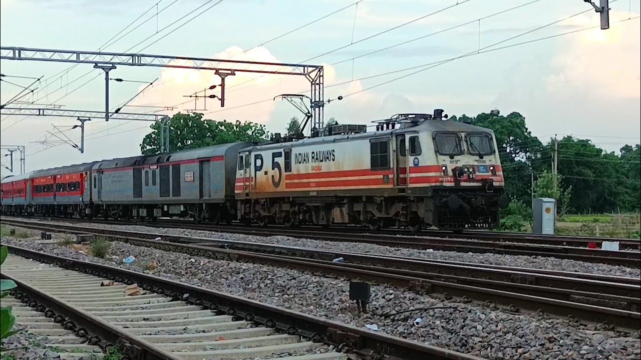 14207 Padmavat Express | MaBelhaDeviDham Pratapgarh to DLI | Arrival ...