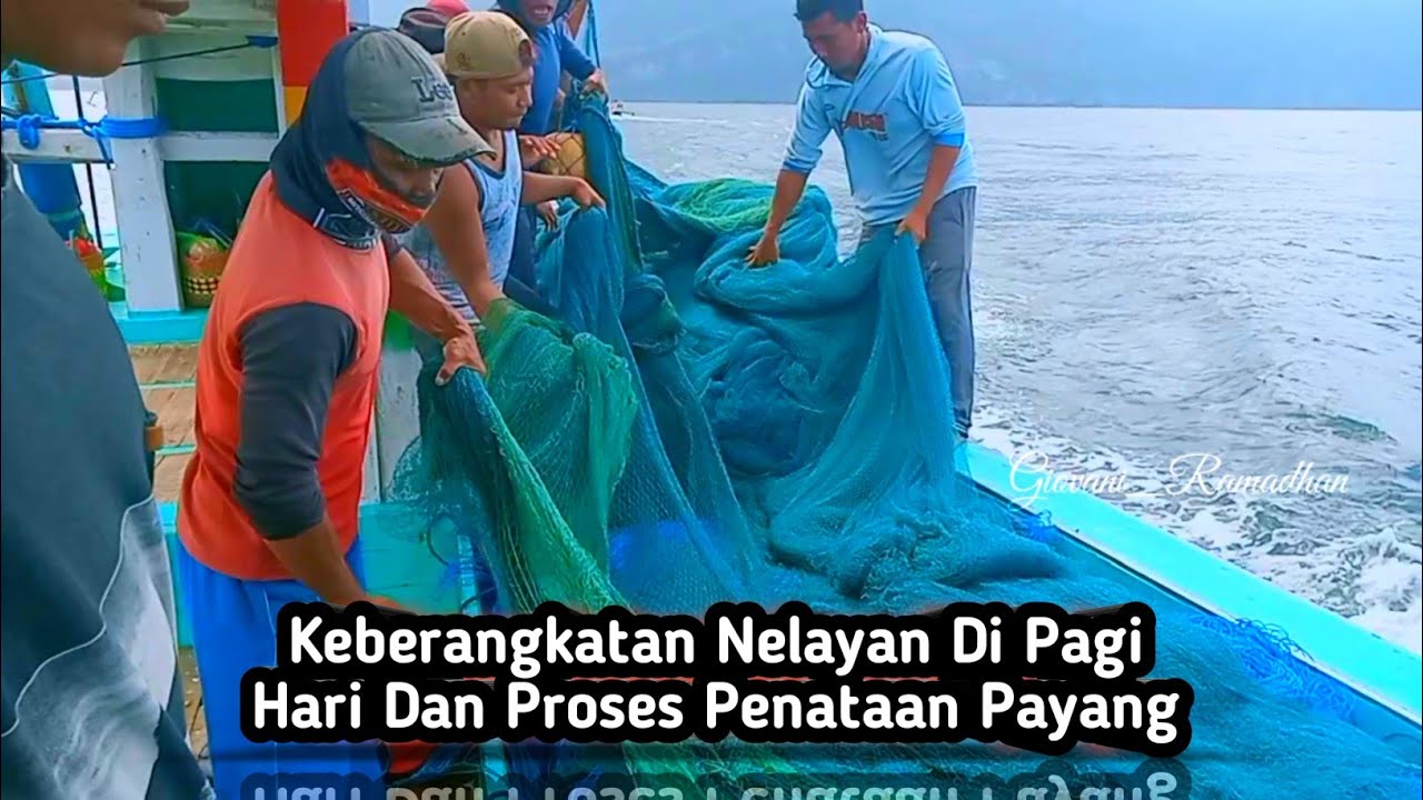 Keberangkatan Nelayan Puger Di Pagi Hari Dan Proses Penataan Jaring ...