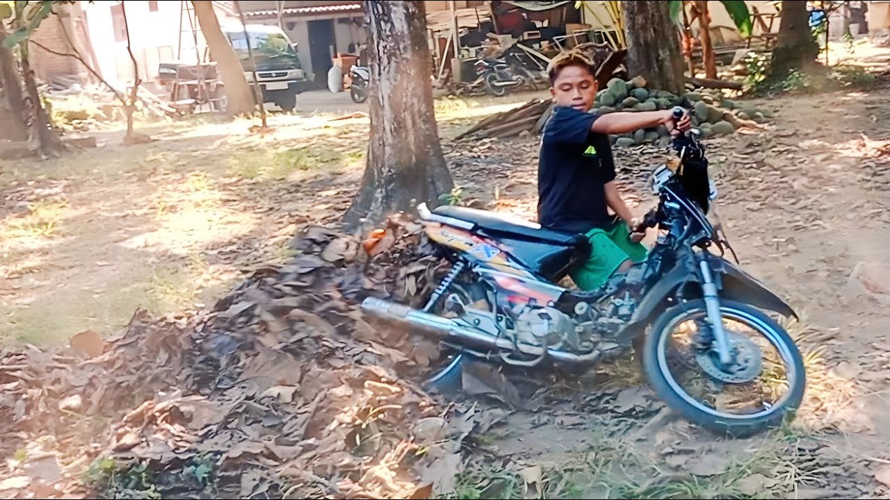 Aceng membersihkan sampah di Kebun pakai motor sambil atraksi motor ...