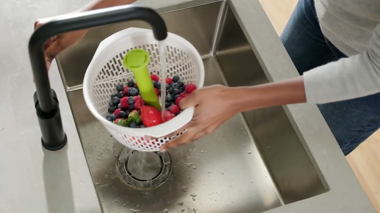 Spindola™ In-sink Salad-spinning Colander - YouTube