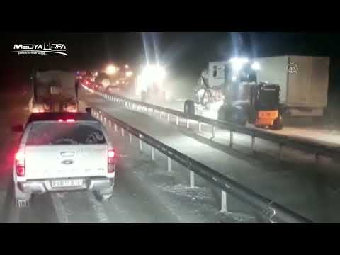 Diyarbakır-Siverek kara yolunda karda mahsur kalan 2'si yolcu otobüsü 49 araç kurtarıldı