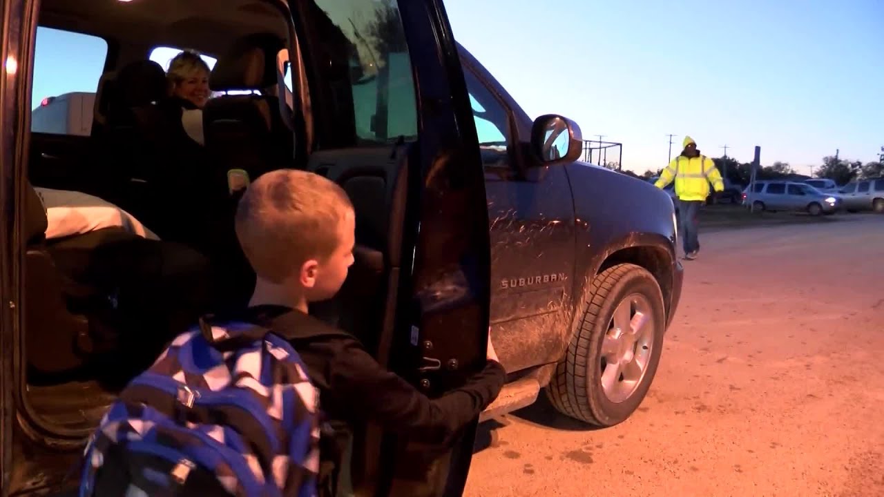 Dancing crossing guard gets kids excited for school - YouTube