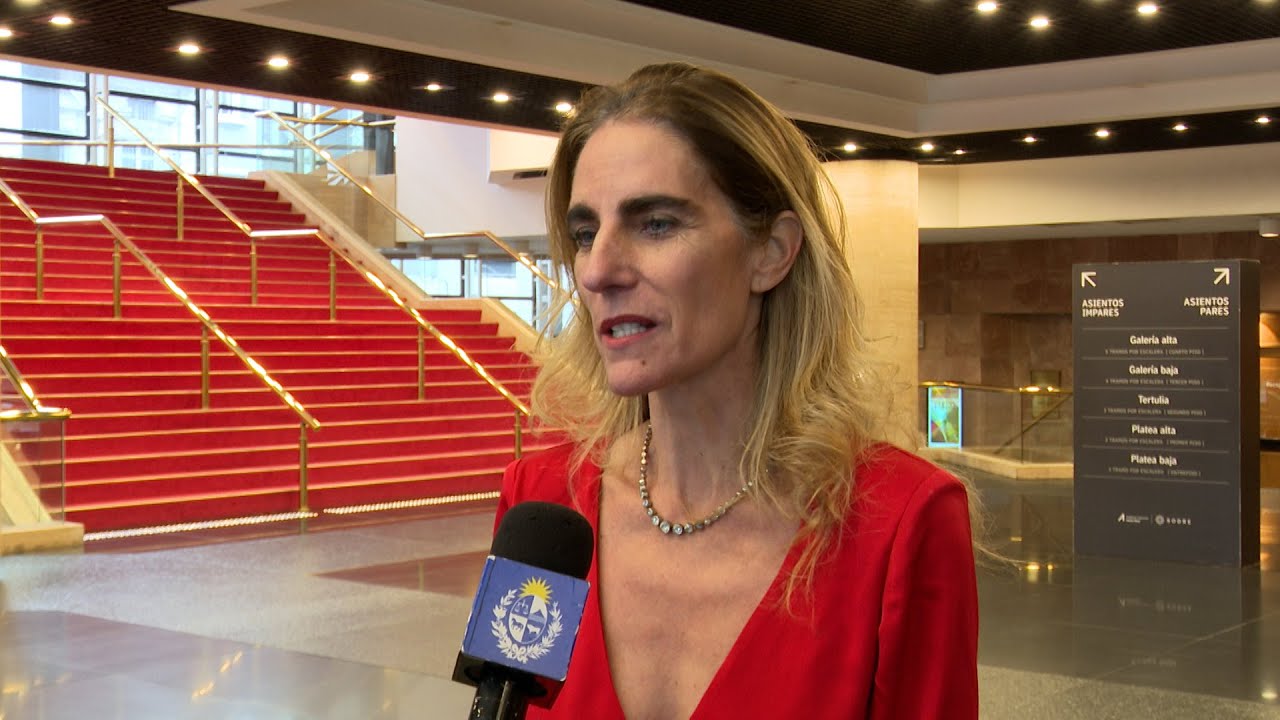 Entrevista a la presidenta del Sodre, Adela Dubra - YouTube