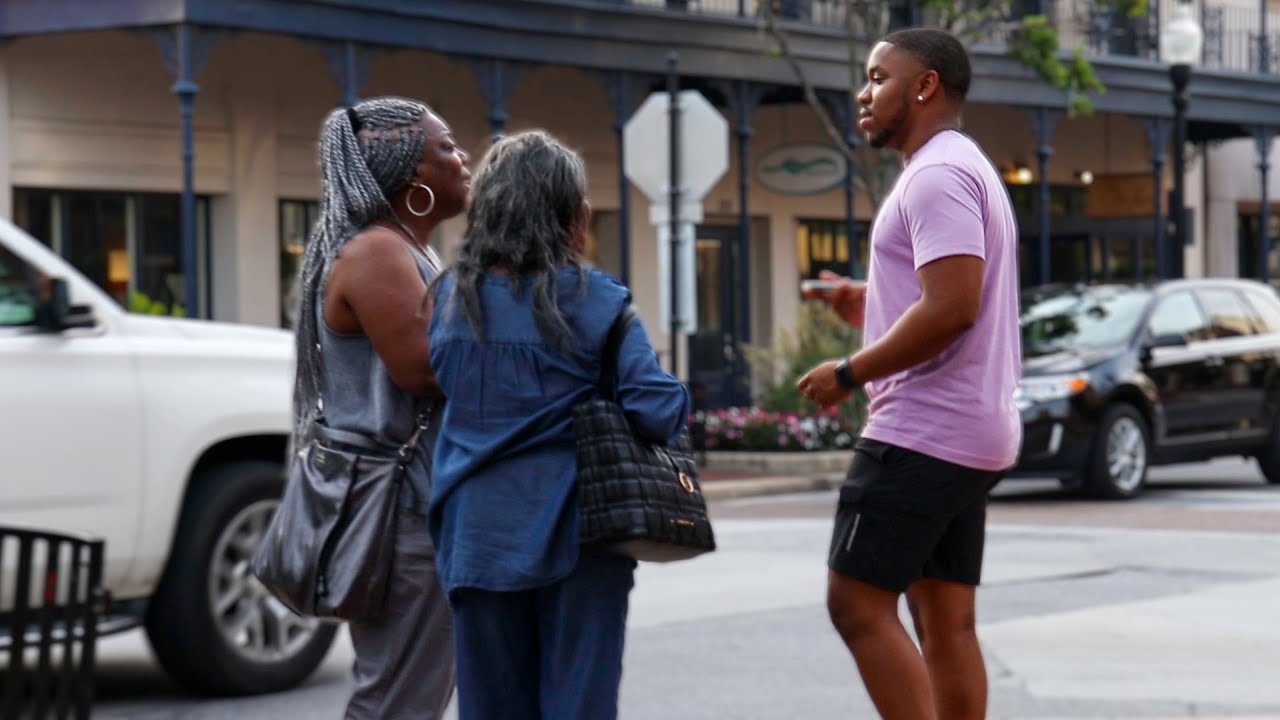 Complimenting strangers (guaranteed to make you smile) - YouTube