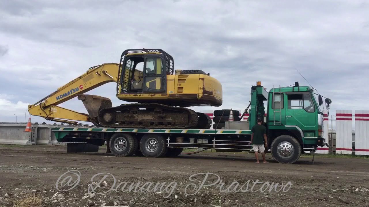 Komatsu PC 200 Excavator Ride On Fuso Self Loader Truck - YouTube