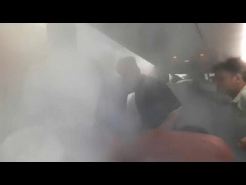 VİDEO: Kızgın yolcuları indiremeyen pilot uçakta soğuk hava estirdi!