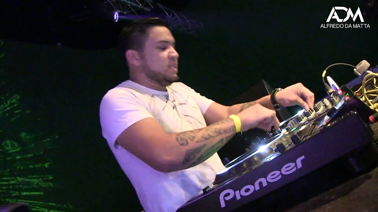 Famoso DJ na Holanda procurando seu família biológica em Manaus - YouTube