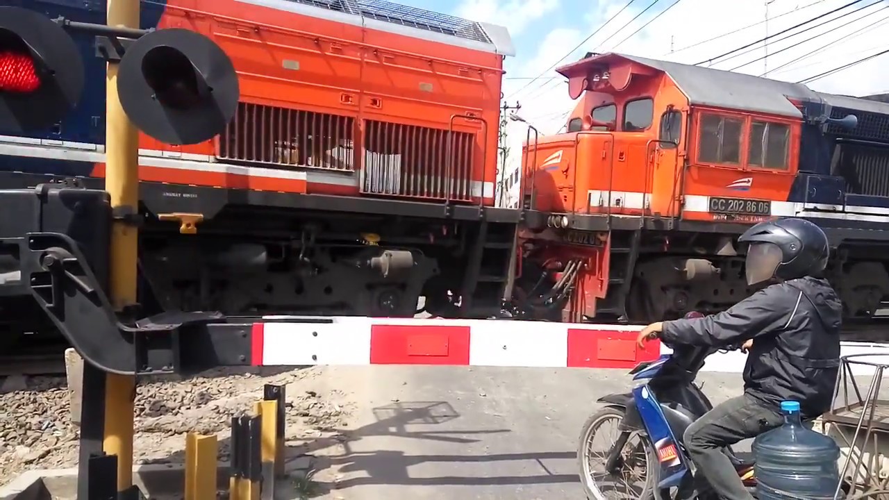 Babaranjang: the longest train on sumatra island, 3 locomotives and ...