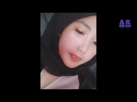 Cewe cantik ini lagi nahan pipis tiba2 anaknya minta nenen!