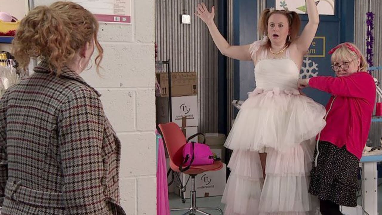 Fizz Nearly Discovers Her Secret Wedding Surprise (Coronation Street ...