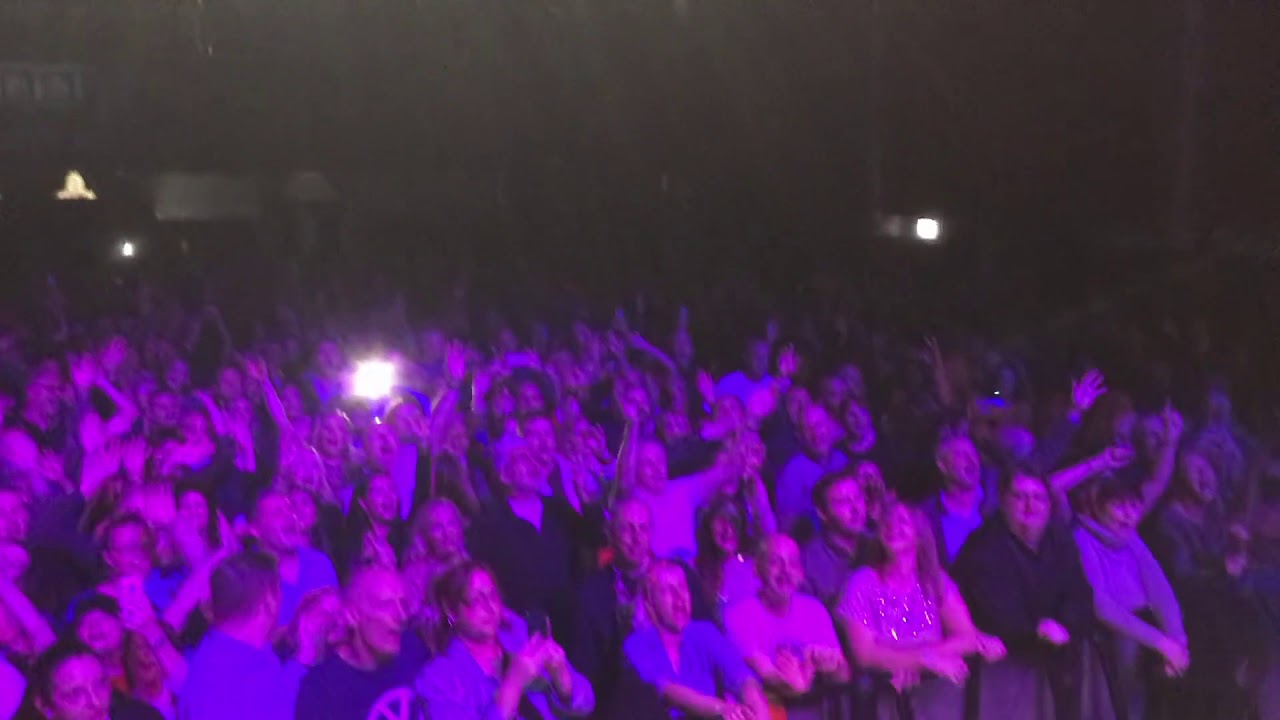 The Southmartins - Song For Whoever (crowd singing) Middlesbrough Town ...