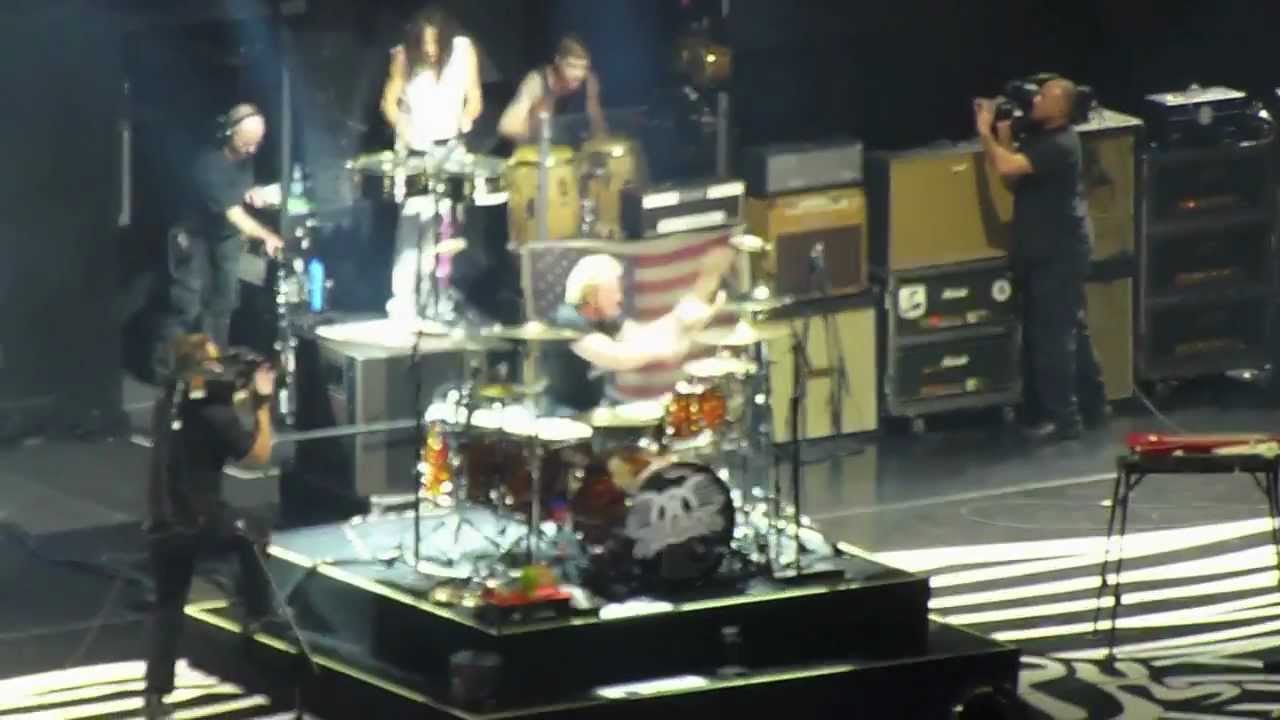 Aerosmith [live in Chicago] - singing Happy Birthday to Joey Kramer ...