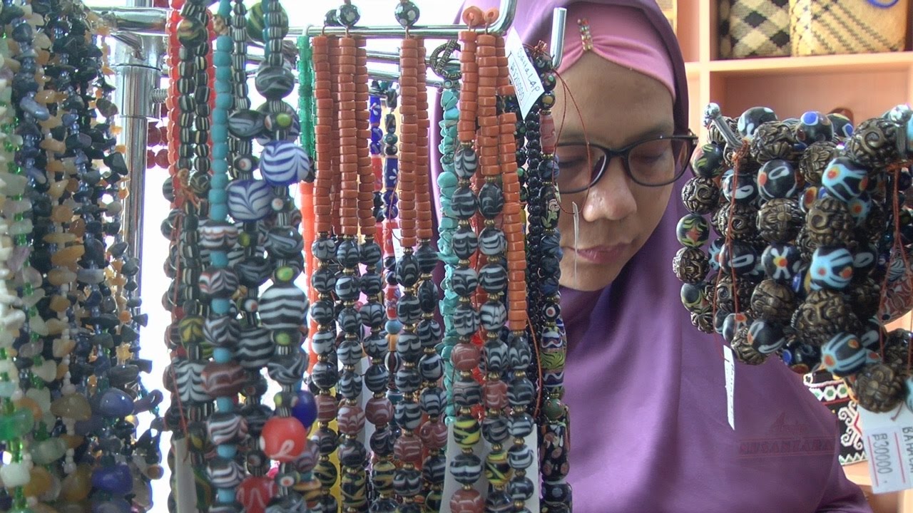 Wati Bahalap: Pengrajin Manik-manik Khas Dayak Kaltim - YouTube