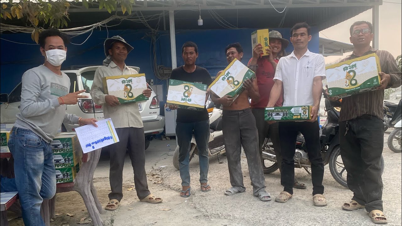 ថ្ងៃនេះចែក Neak Beer. ជួនបងប្អូនកម្មករ សរុប ៨០កេស តែអត់ខ្លួនឯង រីករាយ ...