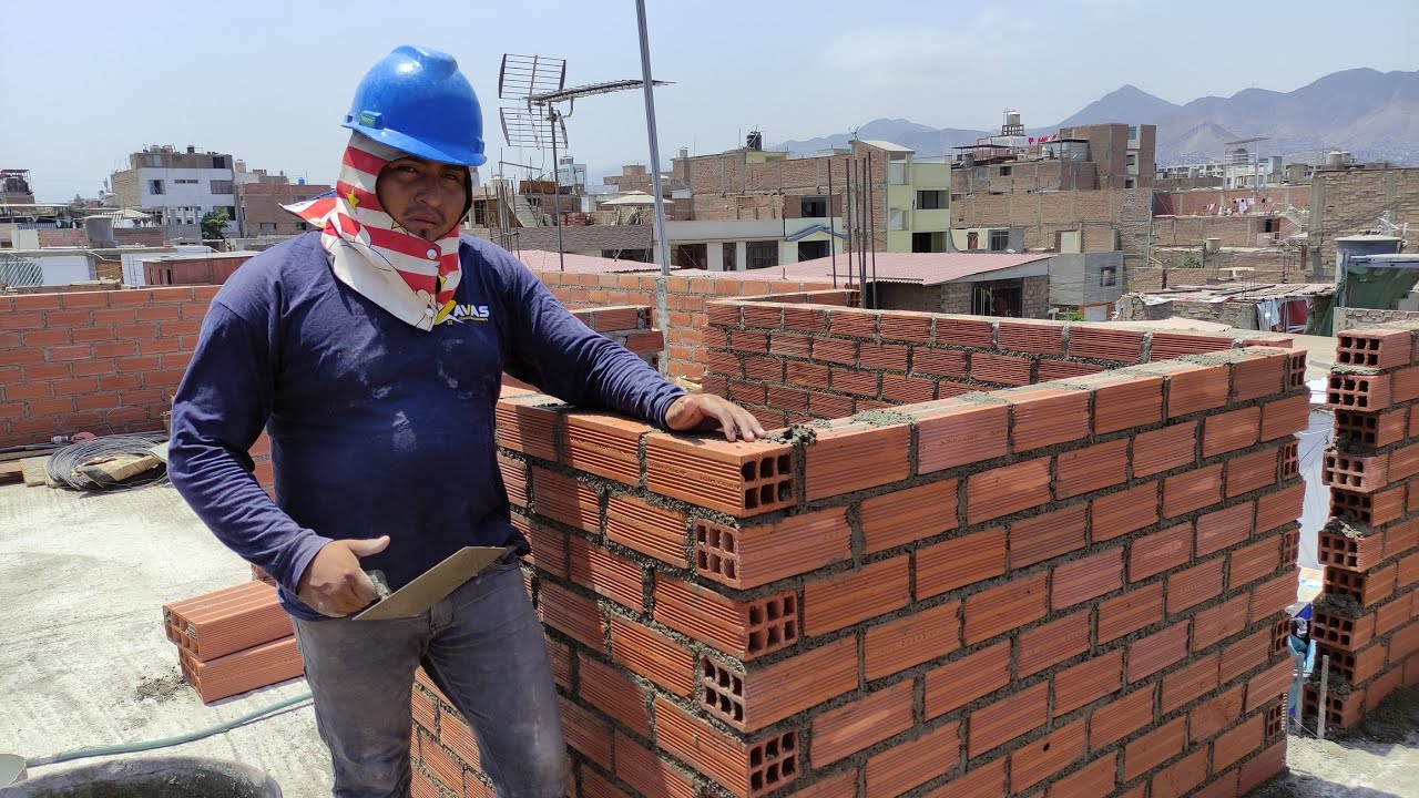 Edificio De Esquina Con Pared De Ladrillo