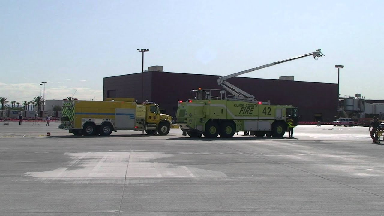 Las Vegas Fire Trucks: CCFD Airport Fire and Water Tender with lights ...