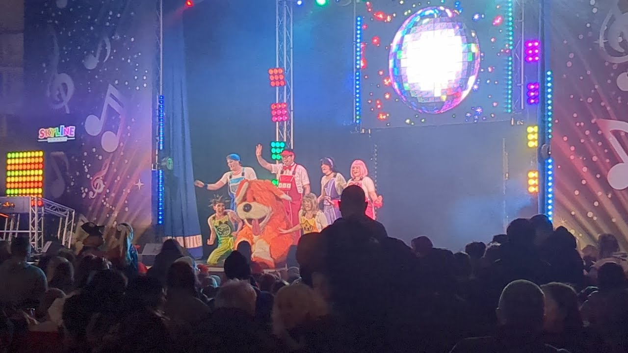 Rainbow 🐶 + Mimi 🟡Skyline Gang -Dance With us #butlins #skyline # ...