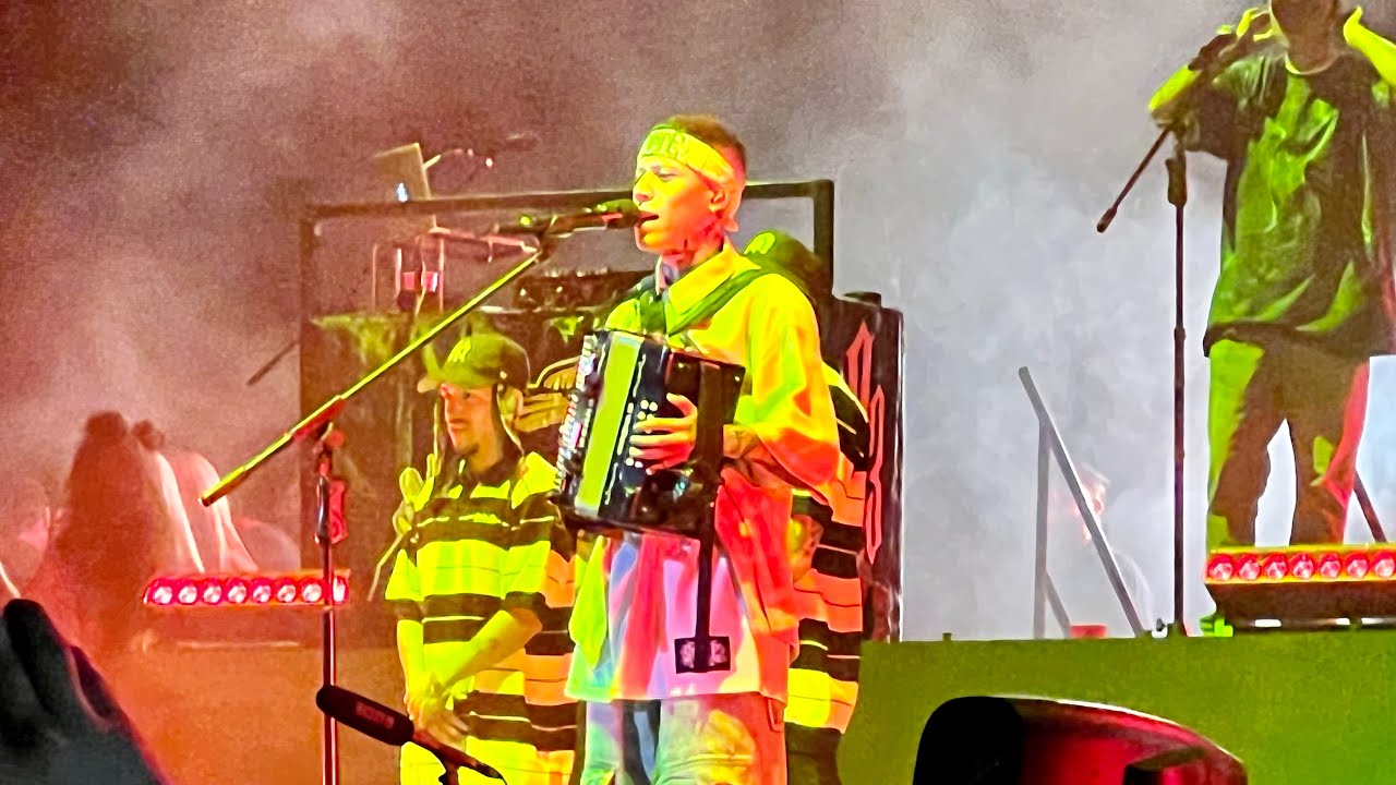 Santa Fe Klan Abriendo su concierto en la Arena CDMX 🔥 - YouTube