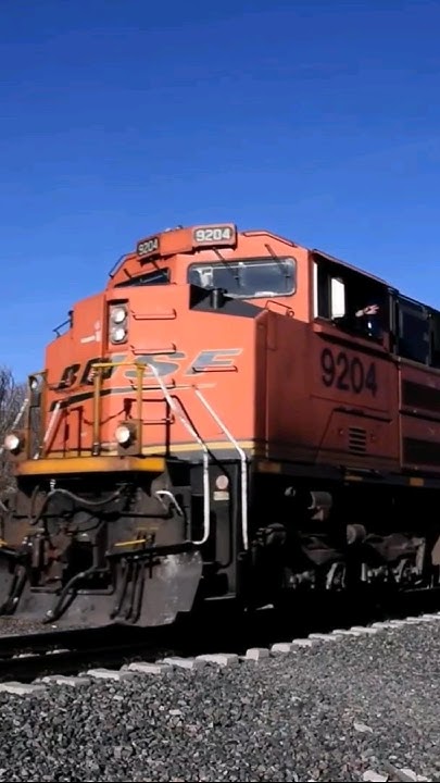 BNSF 9204 S. With a Great Horn Salute and a Wave - YouTube