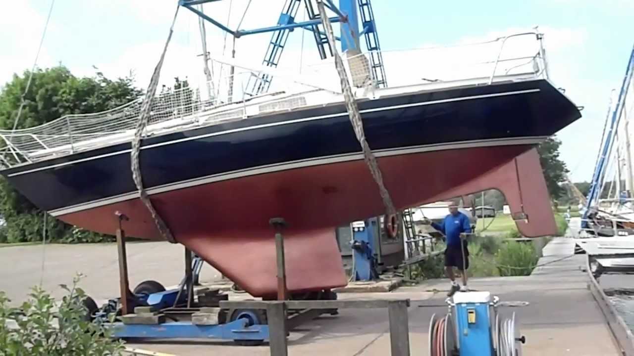 Zeilboot in kraan / Crane lifting sailboat - YouTube