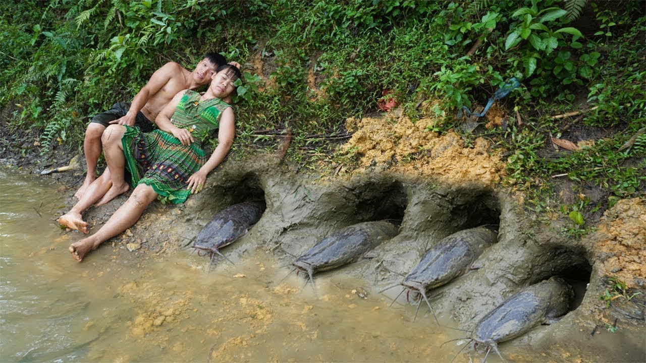 Primitive Life - Dig Mud Hole To Build Fish Trap - Survival Skills ...