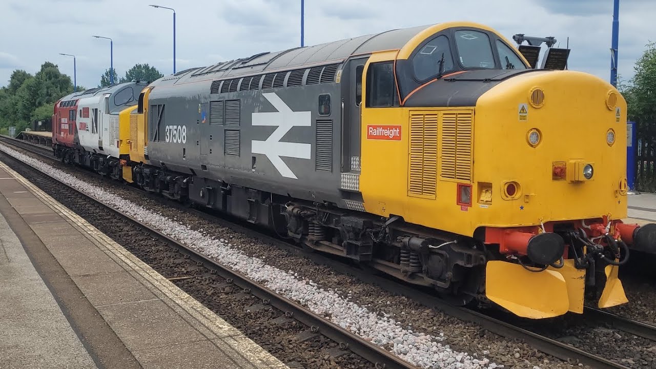 LORAM 37508/418 arriving at Swinton whilst operating 0Z37 1213 Derby to ...