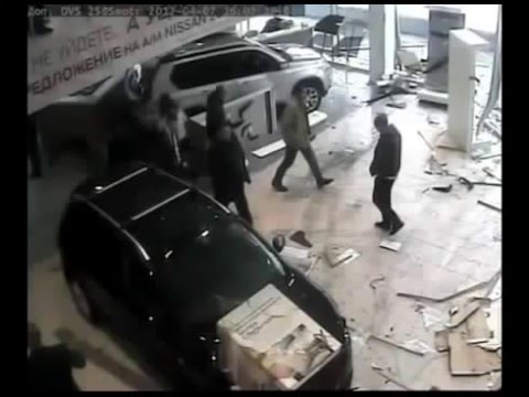 Médico Russo destrói concessionário da Nissan