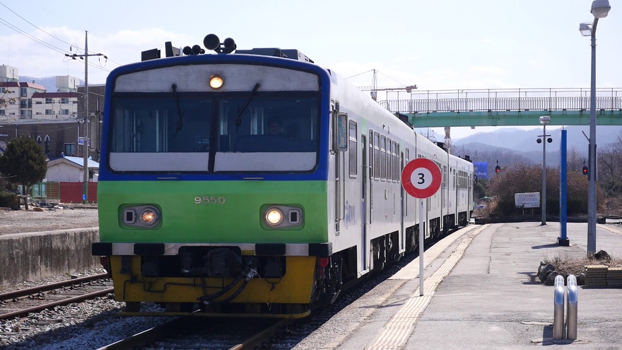 전곡역에 진입하는 경원선 통근열차 - Gyeongwon Line Commuter Train in Jeongok Station ...