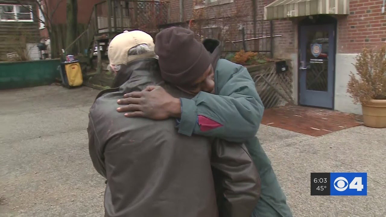 Homeless man helps Green Beret get challenge coin back - YouTube