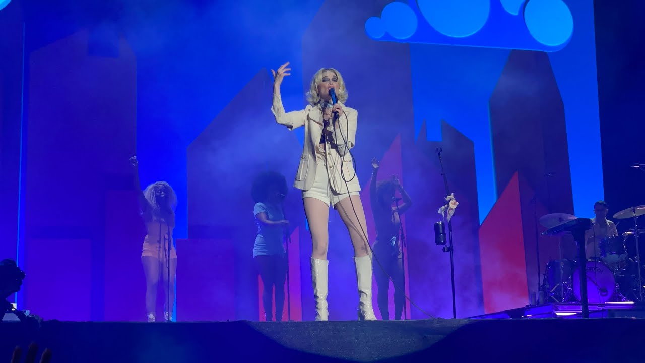 St. Vincent - Fast Slow Disco (Live) - YouTube