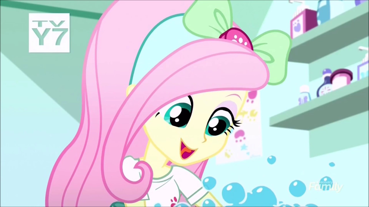 Fluttershy giving Winnona a bath - YouTube