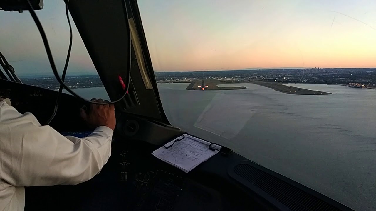 B787 DREAMLINER. EARLY MORNING LANDING IN SYDNEY. COCKPIT VIEW. - YouTube
