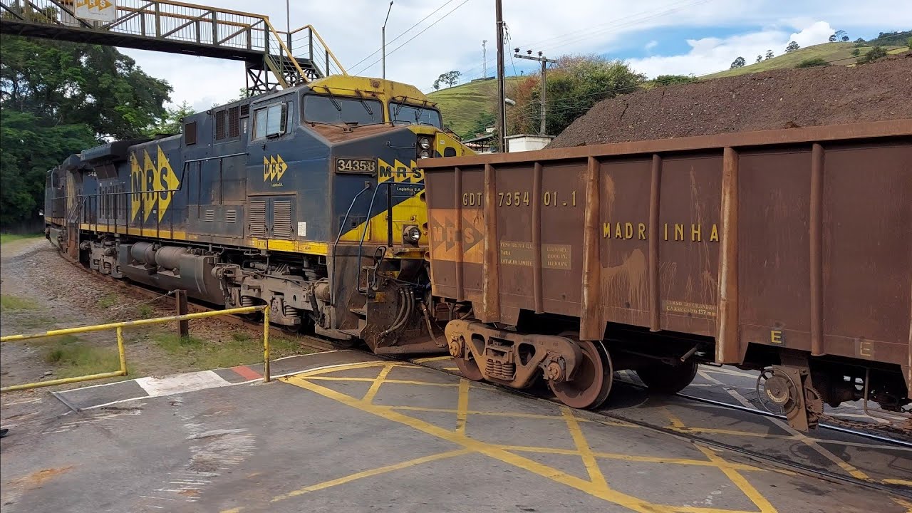Trem de minério carregado descendo forte rampa em Freio Dinâmico com ...