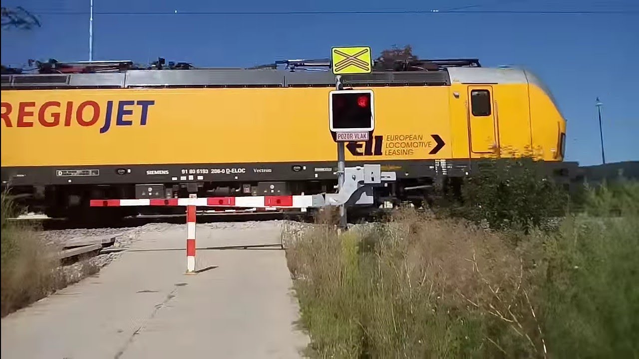 Železniční přejezd AŽD 97 Trenčín - YouTube