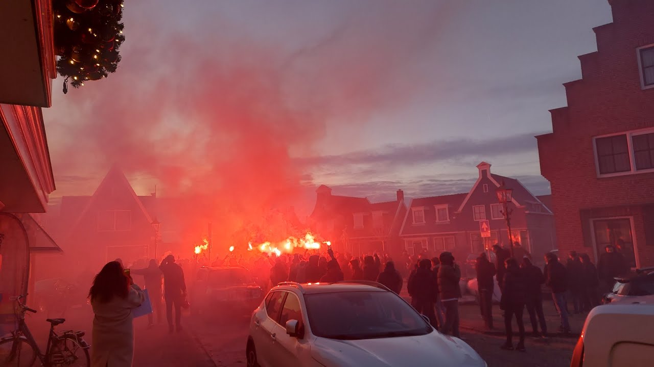 FC Volendam fans lopen voor de wedstrijd door hun stad. 22.11.2026 vs ...