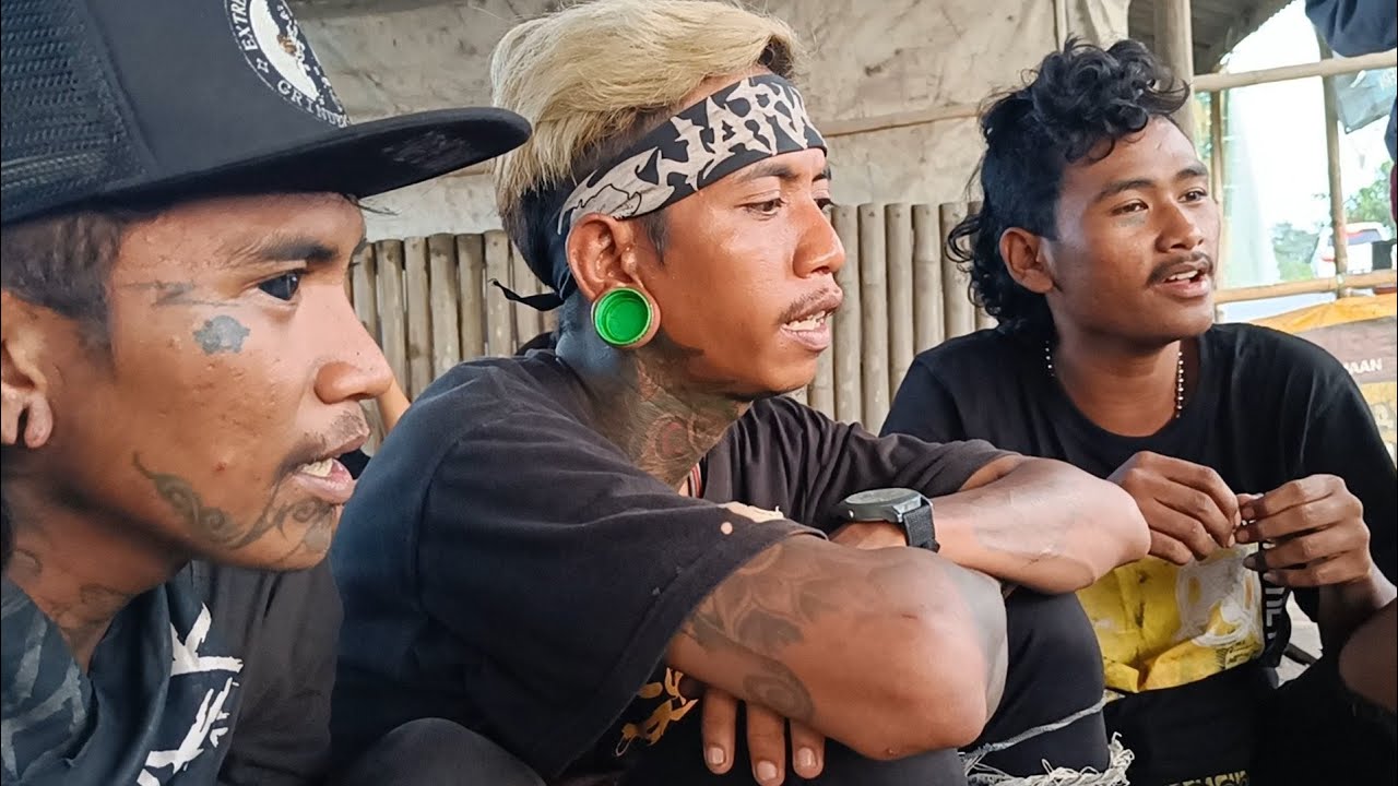 DENIS CEMONG DAN KAWAN KAWAN COVER TERSENYUMLAH ATAP BOCOR - YouTube