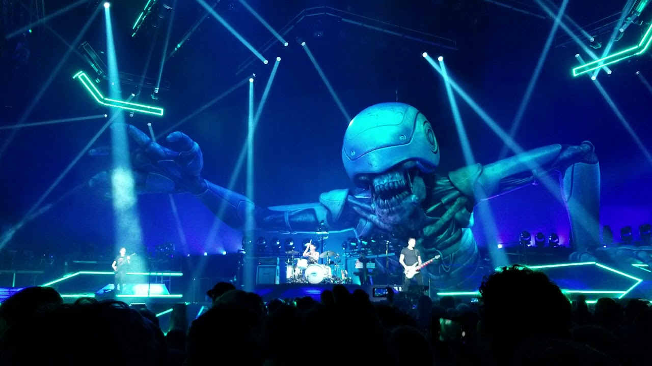 Muse - Mashup - Simulation Theory tour 2019 - YouTube