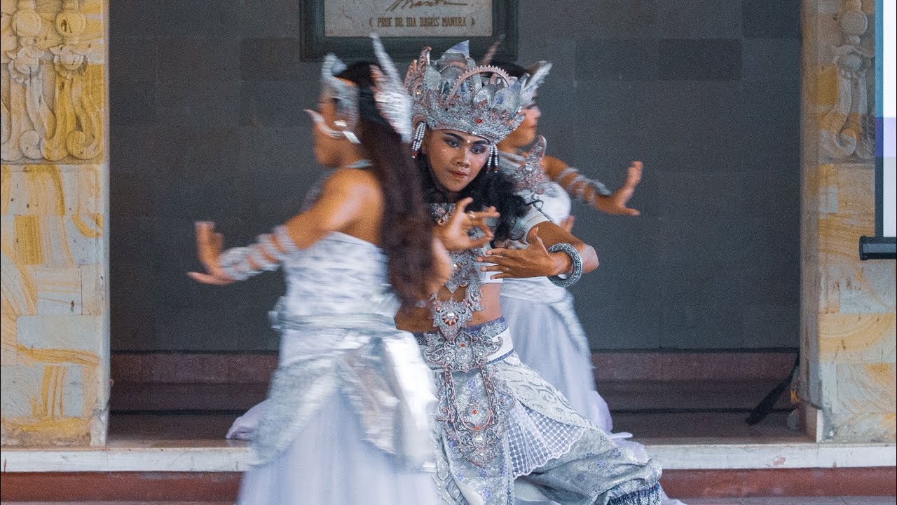 Dewa Baruna Dance - YouTube