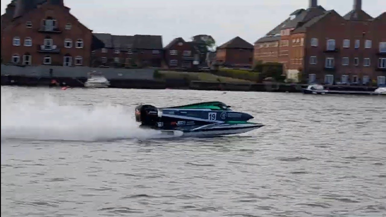 F2 powerboat racing oulton broad Heat 1 - YouTube