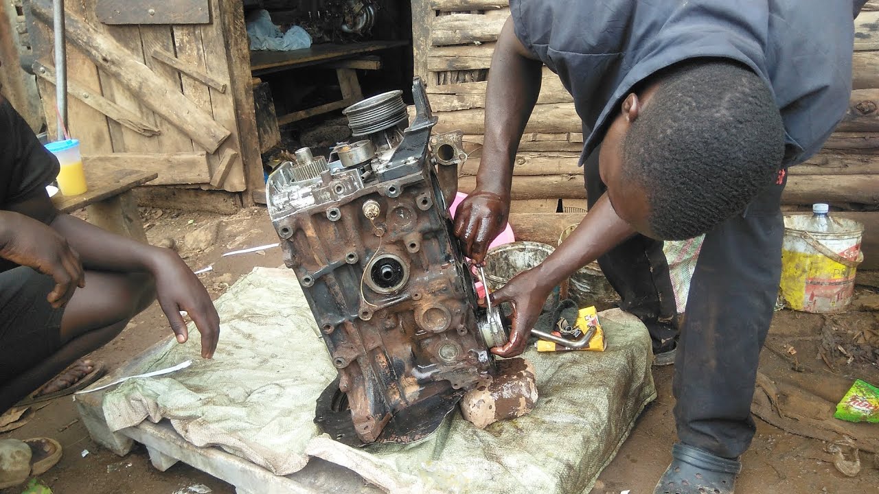 use of rings squeezer during engine rebuilt - YouTube