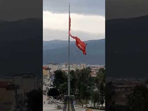 Osmaniye de yere düşen bayrağı hemen kaldırmaya geliyorlar 🇹🇷