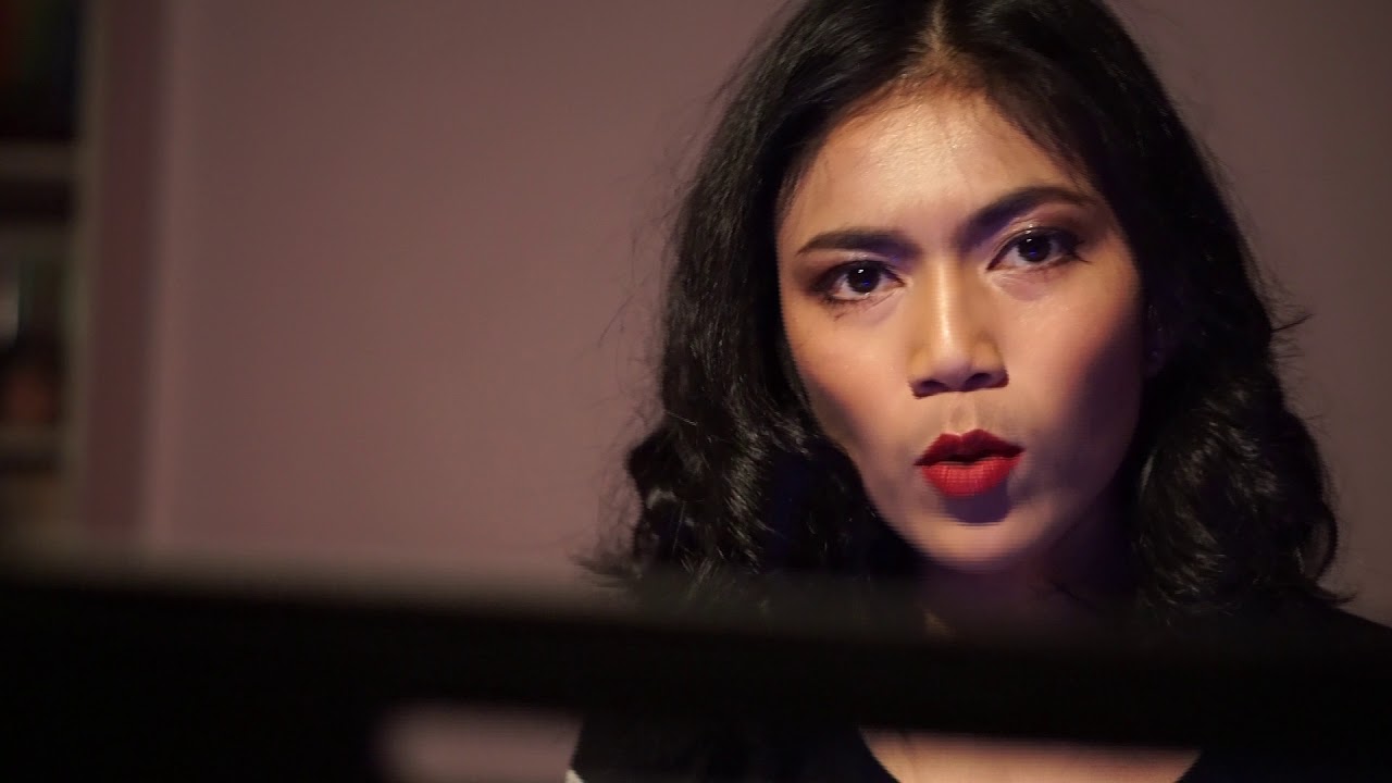 New Year's Day - Taylor Swift cover by Gift Thanawan - YouTube