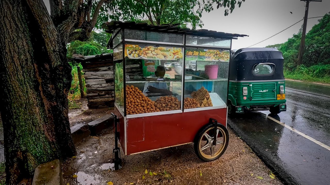 Street Food !! This Grandpa Sells Extremely Masala Vada with Prawn Wade ...