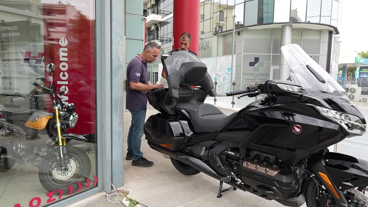 HONDA GOLDWING 2023 side Box and top Box space - YouTube